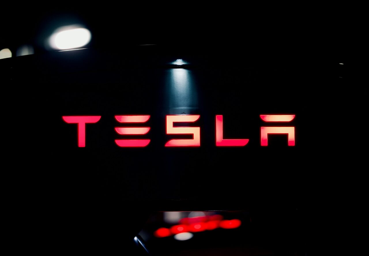 Tesla: Warum die Aktie kaufenswert ist und das wertvollste Unternehmen ...